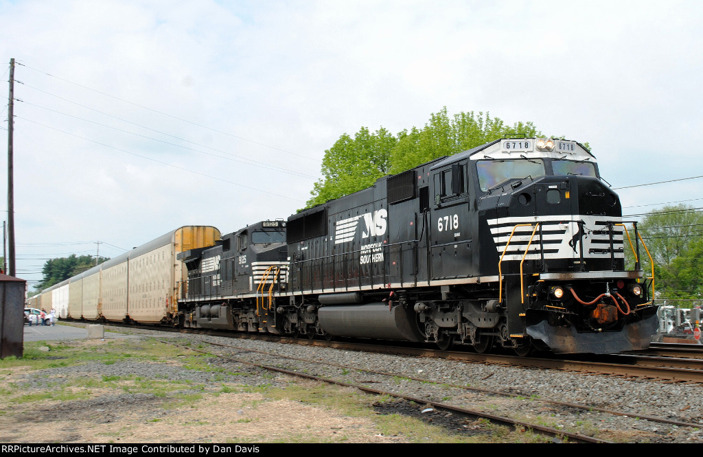 Now Black NS SD60I 6718 leads 290